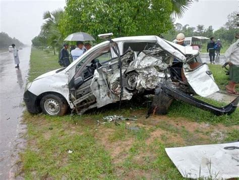 အမြန်လမ်းပေါ်မှာ လမ်းလယ်ကျွန်းက ထန်းပင်ဝင်တိုက်ပြီး ယာဥ်ငယ်တစ်စီး တိမ