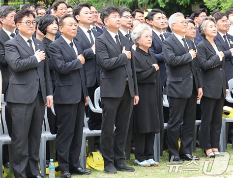 사진으로 보는 문재인 대통령 행보 국민의례 하는 문재인·권양숙 Zum 뉴스