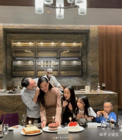 邱泽许玮甯参加聚会，他酒后超豪放，一把搂住妻子坐大腿上 知乎