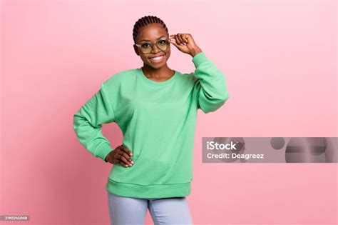 긍정적 인 예쁜 아가씨 팔 터치 선글라스 빛나는 미소 핑크 색상 배경에 고립 된 사진 땋은 머리에 대한 스톡 사진 및 기타 이미지 땋은 머리 18 19세 검안