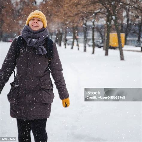 노란색 니트 모자와 배낭 장갑을 입은 행복한 젊은 유럽 여성은 눈 아래에서 웃습니다 복고풍 효과 흐림 효과 갈색 머리에 대한 스톡 사진 및 기타 이미지 Istock