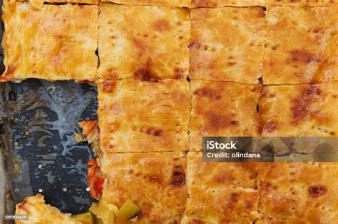 베이킹 시트에 스페인 지중해 스타일의 야채 피스토 소스 또는 참치 생선 또는 고기로 채워진 짭짤한 파이 고기에 대한 스톡 사진 및 기타 이미지 Istock