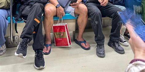 幫一些容易因為肌肉男形象就價值觀錯亂然後發表智障言論的人聚焦一下看重點就好你腿就是他媽的真的張很開影響到旁邊的人到底在狡辯什麼還覺得說
