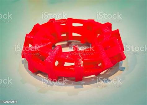 개체를 흰색 배경에서 3d 프린터를 격리 하 여 인쇄 합니다 3차원 인쇄에 대한 스톡 사진 및 기타 이미지 3차원 인쇄 3차원 형태 Revolution Istock