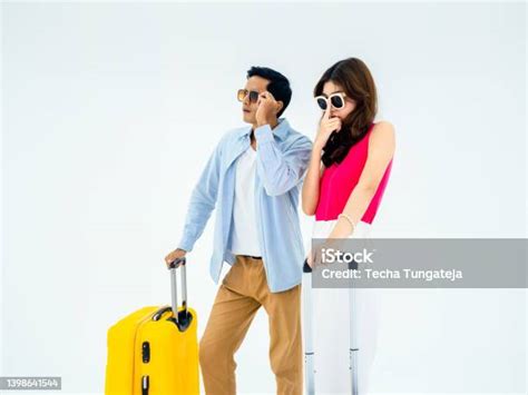 여행 준비 행복한 휴가 여름 방학 개념 아시아 커플은 여행 중 여행 가방을 가진 남성과 여성이 흰색 배경에 고립되어 즐겁고 기대되는 선글라스를 착용합니다 미소에 대한 스톡