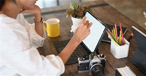 디지털 태블릿으로 작업하는 창의적인 디자이너 또는 사진 작가의 자른 사진 사진 Unsplash의 사진술 이미지