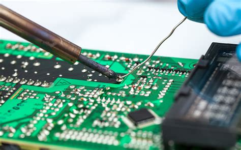 착용 장갑 땜 손과 컴퓨터 회로 기판 납땜 및 멀티 미터를 사용 하 여 확인 Cpu에 대한 스톡 사진 및 기타 이미지 Cpu