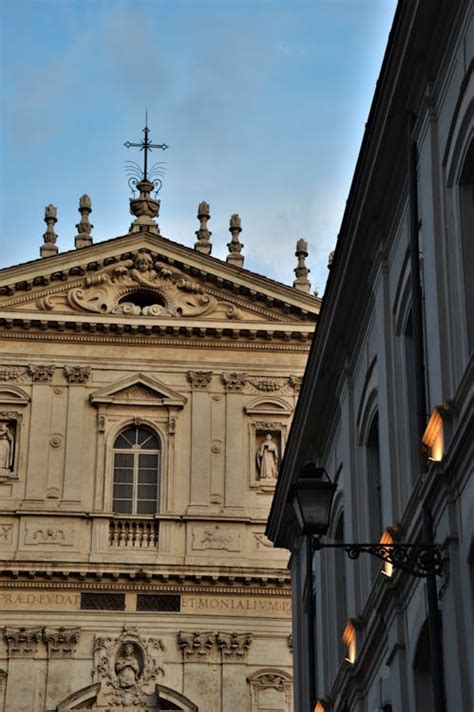 황혼 무렵의 역사적인 로마 건축 외관 · 무료 스톡 사진