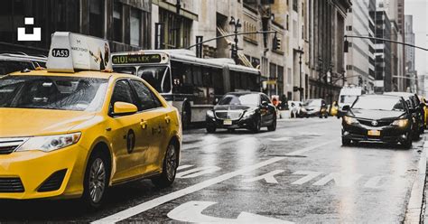 Foto Zum Thema 도시 거리를 여행하는 노란색 택시 Kostenloses Bild Zu Taxi Auf Unsplash