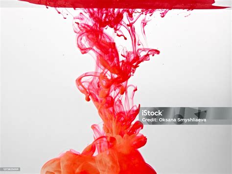 흰색으로 분리된 움직임에 물에 빨간 잉크를 클로즈업합니다 수중을 소용돌이치는 잉크â 컬러 추상 연기 폭발 효과 복사 공간이 있는