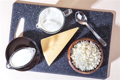 음식은 칼슘 마그네슘 단백질 지방 탄수화물 균형 잡힌 식단의 공급원입니다 식탁에 유제품 코티지 치즈 사워 크림 우유 치즈 카제인 알부민 글로불린 무료 유당 0명에 대한 스톡