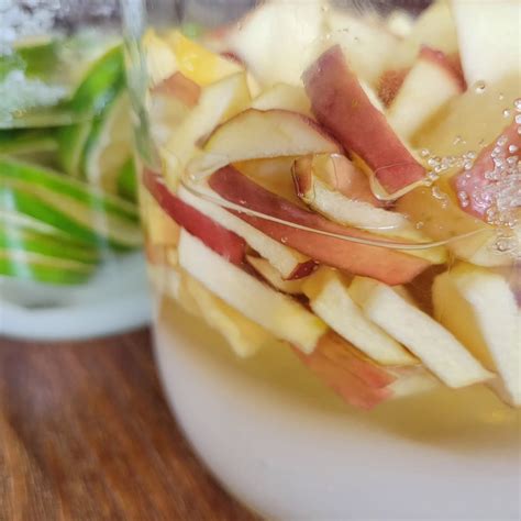 🍎🍋🍎🍋 仕込んで翌日の酵素ジュース。 砂糖もまだ残っていて 果物もまだ少しフレッシュで シロップが透き通ってる。 このコントラスト好きです