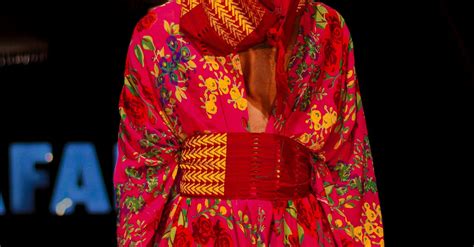 꽃 무늬 꾸뛰르 남성 모델 남성 패션 노란색 다채로운 런웨이 로브 모델 문화 문화적 복장 민족 복장 복장 빨간 빨간 드레스 서 있는 선명한