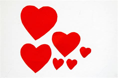 밝은 배경에 다양한 크기의 빨간색과 분홍색 종이 하트 사랑의 축하 발렌타인 데이 개념 개념에 대한 스톡 사진 및 기타 이미지 개념 개념과 주제 낮 Istock