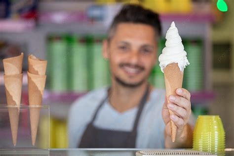 버터스카치 아이스크림을 들고 있는 웨이터 사진 배경 및 무료 다운로드를위한 그림 Pngtree