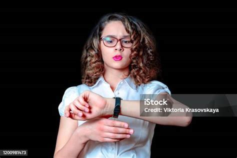 손목 시계를 보고 검은 색 배경 위에 고립 된 정장과 안경을 입고 충격을 받은 젊은 사업가의 초상화 갈색 머리에 대한 스톡 사진 및 기타 이미지 Istock