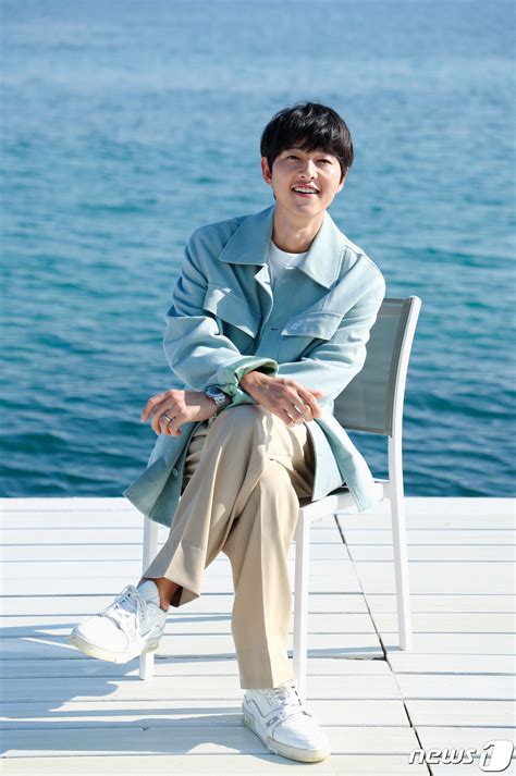 화란 칸 입성 환한 웃음 지어 보이는 송중기 네이트 뉴스