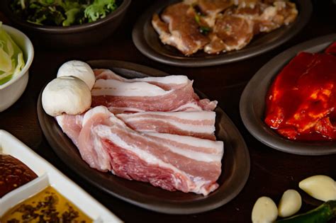 전통적인 그릴 테이블에 돼지 고기와 절인 돼지 고기 배꼽을 곁들인 한국 구운 바베큐 콤보 건강한 생활방식에 대한 스톡 사진 및 기타 이미지 건강한 생활방식 고급 요리