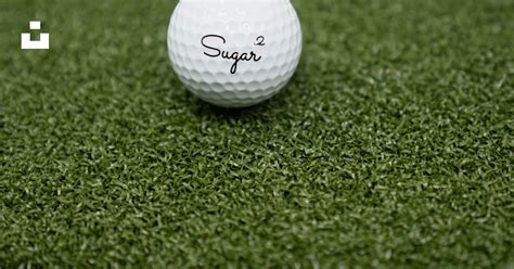 푸른 잔디 필드에 흰색 골프 공 사진 Unsplash의 무료 골프 이미지