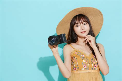 파란색 배경에 리조트 패션의 젊은 아시아 여성의 초상화 사진작가에 대한 스톡 사진 및 기타 이미지 사진작가 20 29세 30 34세 Istock