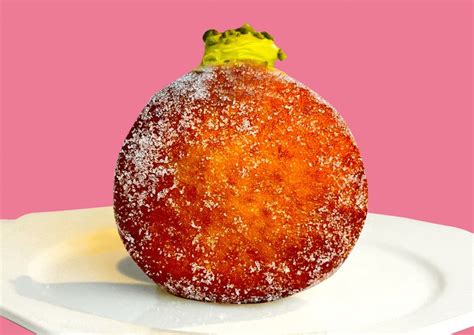 ピスタチオクリームを入れる生ドーナツ 梅田経済新聞
