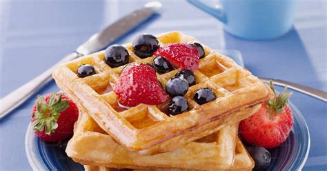 딸기를 곁들인 블루베리 와플 선택적 초점으로 클로즈업 촬영 사진 Unsplash의 미식가 음식 이미지