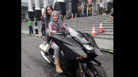 Sebenarnya Sah Sah Aja Cewek Mengendarai Motor Cowok Tapi Kok Sering