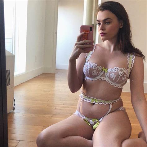Ünlü Model Charli Howardın Giydiği Kıyafet Sosyal Medyayı Salladı