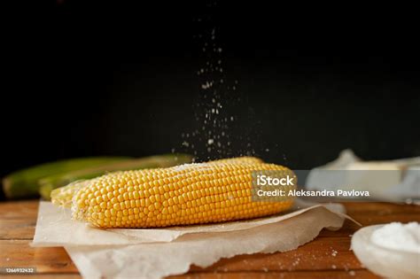 소금은 검은 배경 기름 및 거친 소금에 요리하기 전에 베이킹 용지에 노란색 생 옥수수에 뿌려져 있습니다 거친에 대한 스톡 사진 및 기타 이미지 Istock
