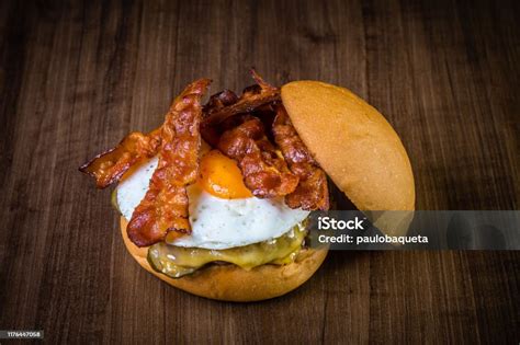 치즈 계란 베이컨 피클을 나무 테이블과 소박한 배경에 얹은 수제 쇠고기 버거 고기에 대한 스톡 사진 및 기타 이미지 고기