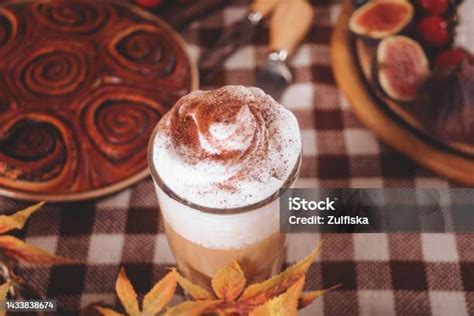 호박 향신료는 유리에 라떼를 휘두른다 뜨거운 가을 음료 음료 근처의 맛있는 파이와 전채 과일과 치즈 가을에 대한 스톡 사진 및