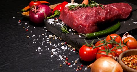 로즈마리와 향신료와 함께 보드 절단에는 원시 쇠고기 스테이크 고급에 대한 스톡 사진 및 기타 이미지 고급 고기 고추류 Istock