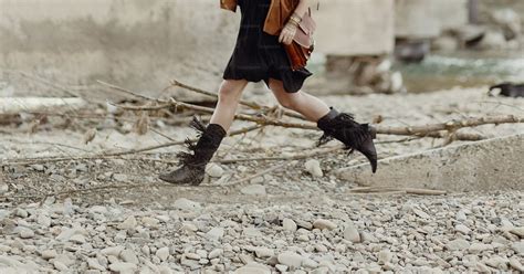 아름 다운 세련 된 힙 스터 여자 점프 모자 가죽 가방 프린지 판초 및 부츠에서 재미 보헤미안 여행자 소녀 집시 모습