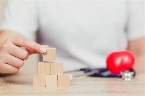 사업가의 손을 가까이 단계로 나무 블록을 쌓아 비즈니스 성장 성공의 개념 개념에 대한 스톡 사진 및 기타 이미지 개념 개발 건강한 생활방식 Istock