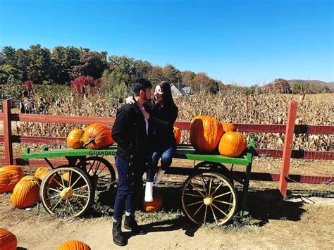 Premium Photo Couple At A Pumpking Patch