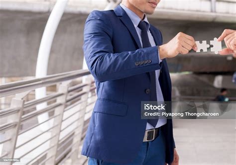 비즈니스 사람들이 퍼즐을 만들고 병합 공간 복사 비즈니스 생각 개념 함께 연결 2명에 대한 스톡 사진 및 기타 이미지 2명 개념 개념과 주제 Istock