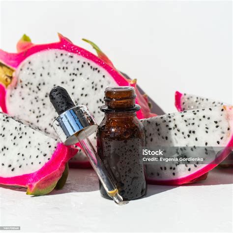 스킨 케어를 위한 드래곤 피타야 과일 추출물 에센셜 오일이 함유된 어두운 유리 스포이드 병 피타하야 용의 열매로 만든 수제 영양 안면 마스크 레시피 작은 병에 대한 스톡