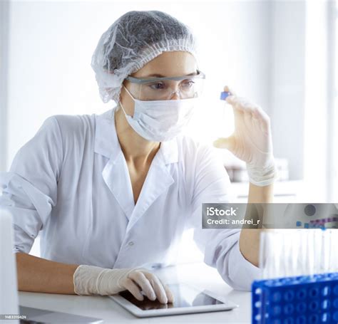 햇볕이 잘 드는 실험실에서 시약으로 튜브를 연구하는 보호 안경의 전문 여성 과학자 의학 및 과학 연구 40 44세에 대한 스톡 사진 및 기타 이미지 Istock
