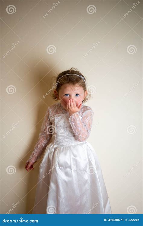 Fille 4 Dans Le Baiser De Soufflement De Robe De Mariage De Jeu Image