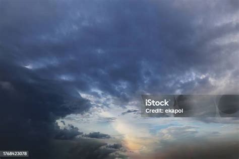항공 여행 및 기상 보고서 배경에 대한 밝은 햇빛과 함께 극적인 여름 황혼 푸른 하늘에 구름 풍경의 질감을 가진 항공 파노라마 이미지보기 0명에 대한 스톡 사진 및 기타