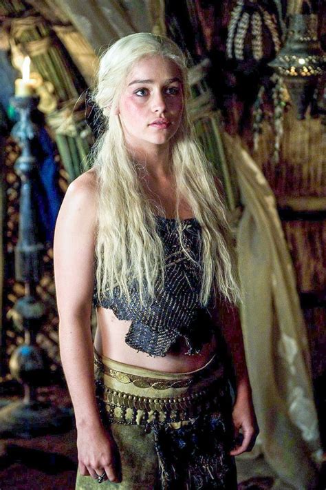 Эволюция костюмов Дейенерис Таргариен в сериале Игра престолов 7Королевств Emilia Clarke