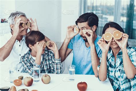家庭水果幸福饭厅乐趣父母孙辈母亲食品父亲