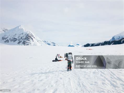 비도시 현장경관 앞에서 하이킹하는 성인 남성 배낭여행자경치산봉우리산맥옥외에서 배낭을 착용등산을 하는 사람 로프스카이산을 사용 하 여 역경을 정복 하는 사람 겨울에 대한 스톡