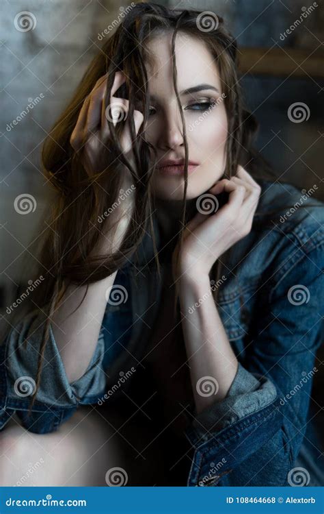 Le Beau Torse Nu De Fille Utilisant Une Veste De Jeans Touche Son Li