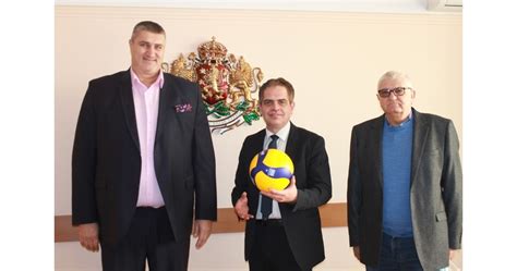 Шефове на волейбола при министър заради пандемията