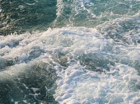 강력한 거품 고요한 기류 기후 난기류의 날씨 다이나믹한 달래는 모험 물 물을 튀기다 밀물과 썰물 바다 바다 경치 바다의 바람 부는 배경 블루