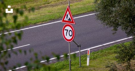 빨간색과 흰색 주차 금지 표지판 사진 Unsplash의 무료 네덜란드 이미지