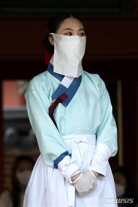 마스크와 장갑 낀 별빛야행 안내자