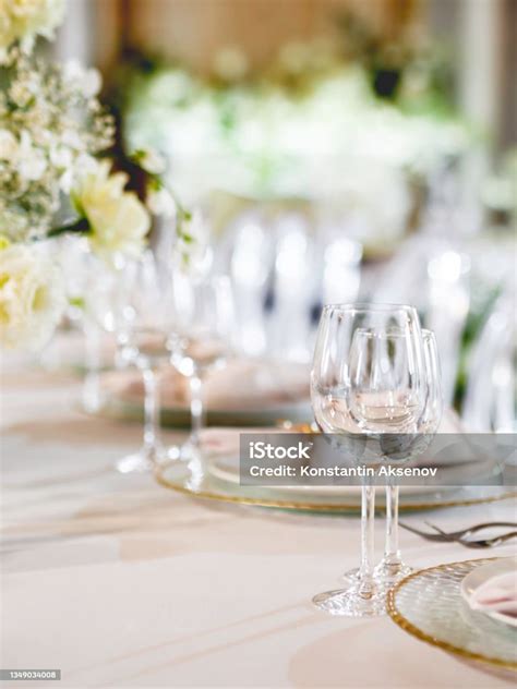 테이블은 연회를 제공합니다 투명 와인 잔 냅킨접시 햇빛에 흰색 테이블 천에 반짝이는 칼붙이 0명에 대한 스톡 사진 및 기타 이미지 Istock
