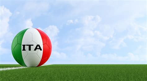 축구장에 이탈리아 국가 색상의 축구 공입니다 오른쪽에 있는 공간 복사 3d 렌더링 0명에 대한 스톡 사진 및 기타 이미지 0명 Championship 개념 Istock